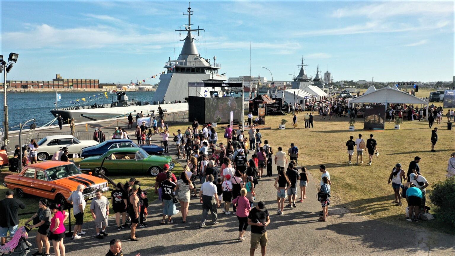 Descubriendo los secretos de una base naval: ¿Qué alberga en su ...