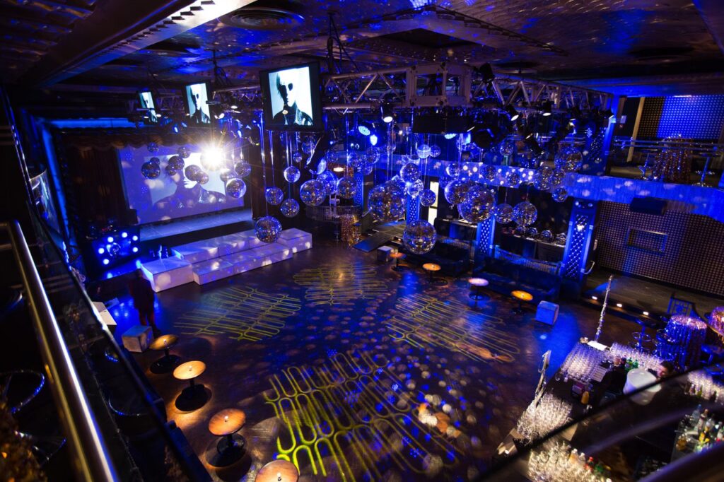 ¡Fiesta Disco! Sumérgete en la Noche Más Brillante | Kaboom Eventos